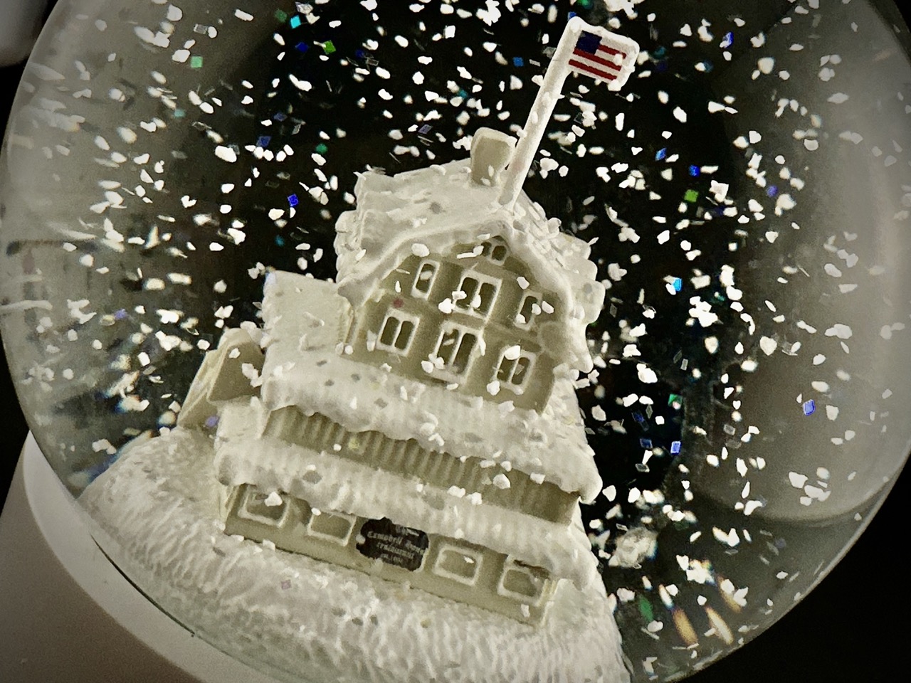 Campbell Resort - Queen of Snow Globes