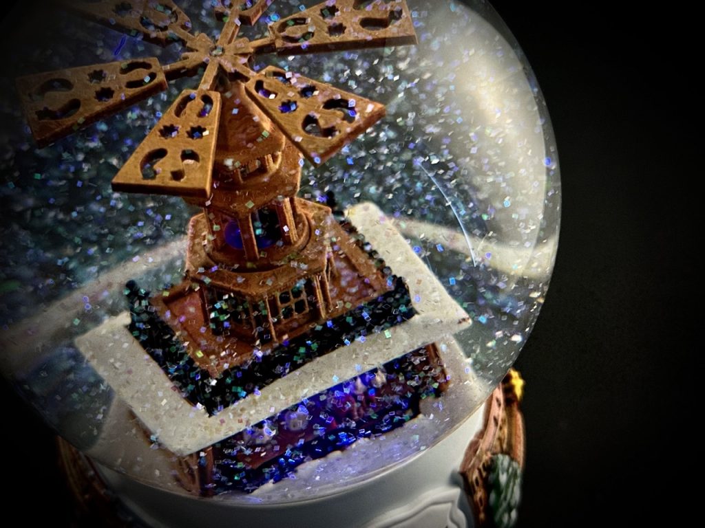 Custom Snow Globes, Maker to the Stars - Premium Custom Snow Globes