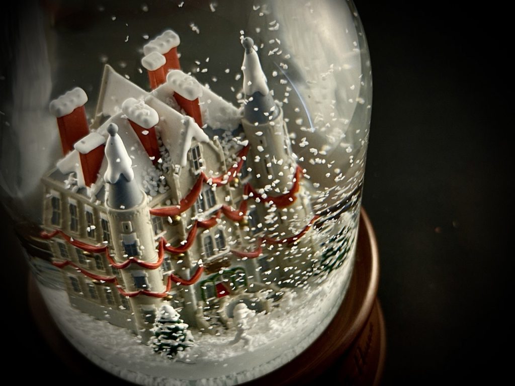 Custom Snow Globes, Maker to the Stars - Premium Custom Snow Globes