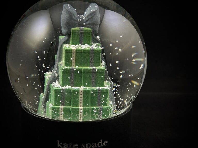 Kate Spade - Queen of Snow Globes
